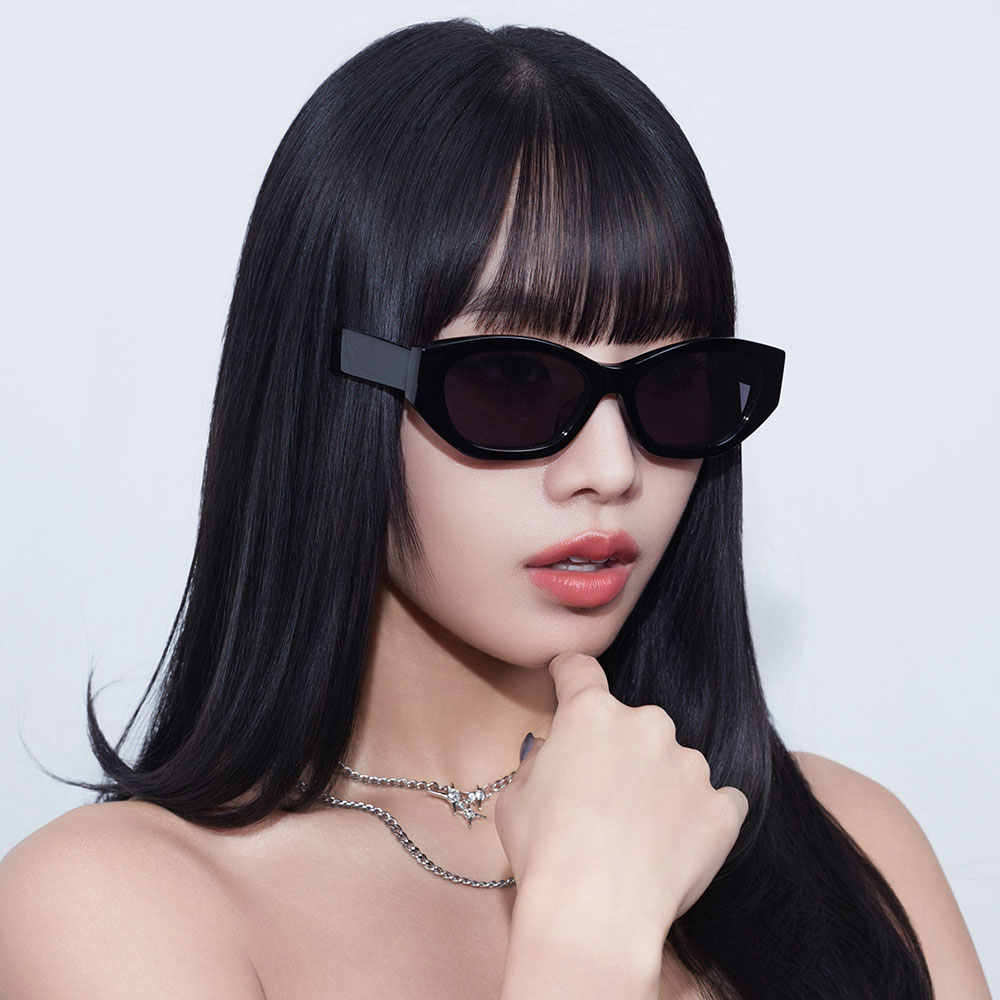 [辛芷蕾 穿着] LURE C1 - PUBLIC BEACON - 时尚馆 | 韩际新世界免税店